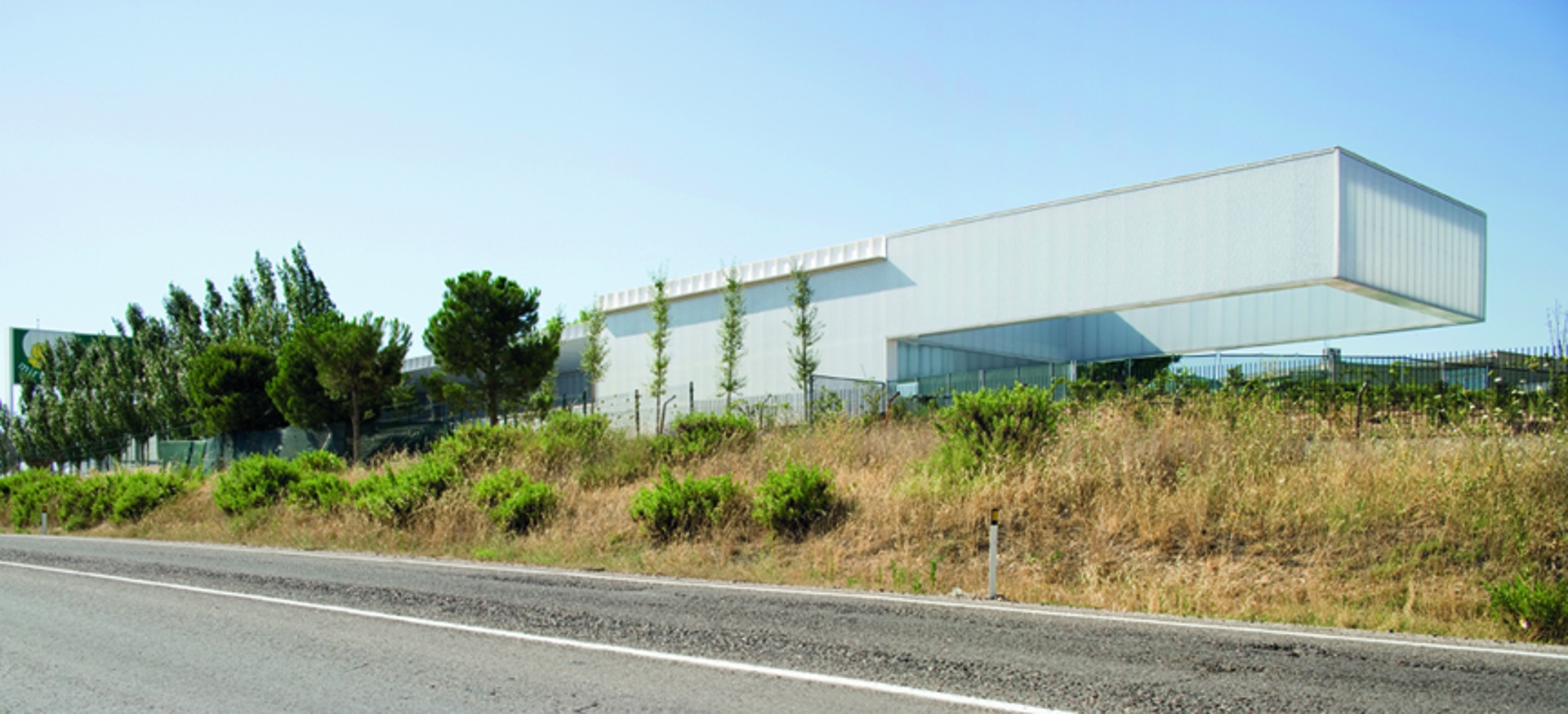 Umbráculo y jardín para juegos infantiles - La Casa de la Arquitectura