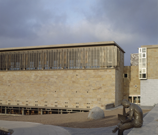 Edificio central de la Biblioteca Universitaria (ULPGC) - La Casa de la Arquitectura