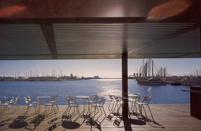 Muelle y edificio de servicios en el Puerto de Alicante - La Casa de la ...
