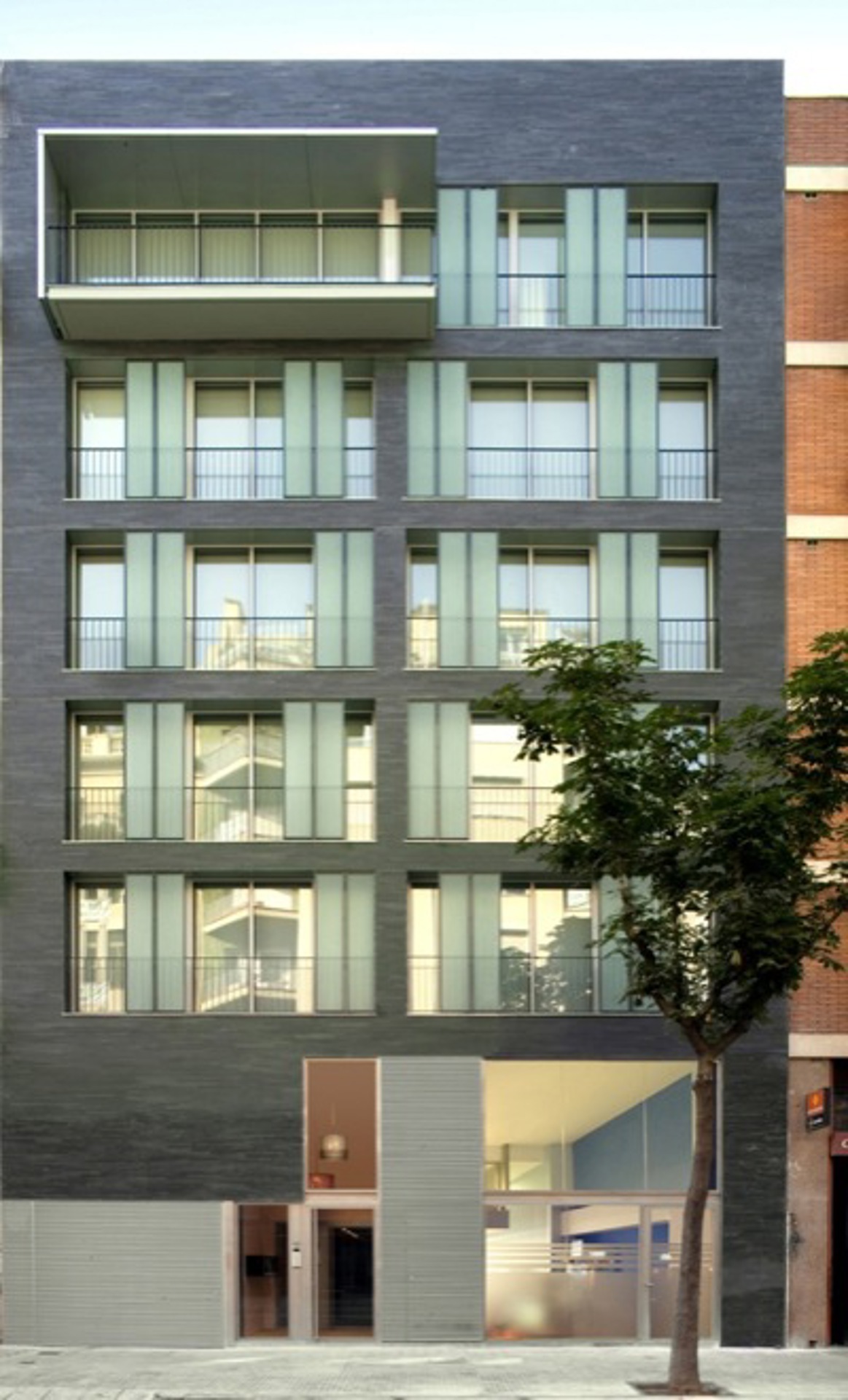 Edificio entre medianeras de 20 viviendas en el Ensanche de Barcelona - La Casa de la Arquitectura